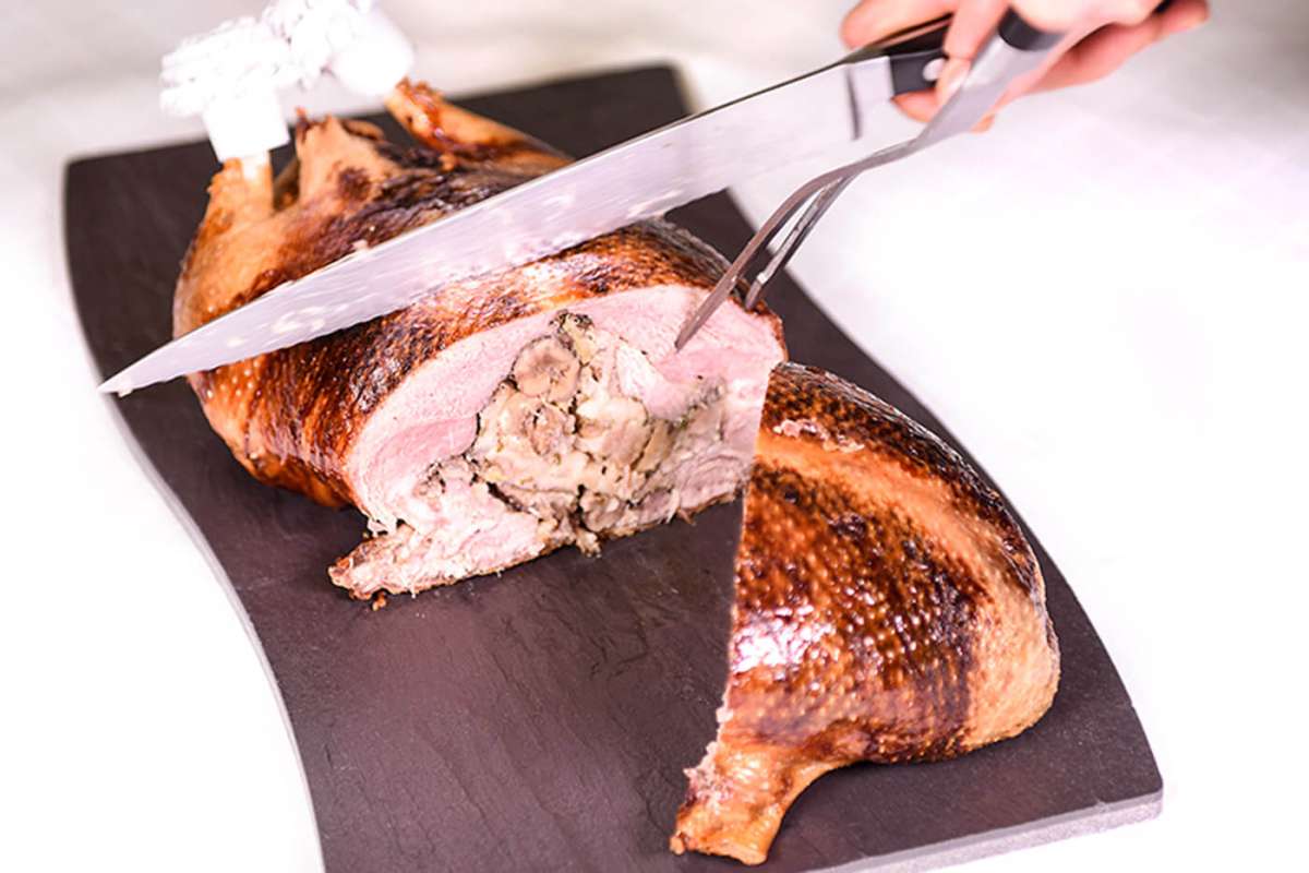 Gänsebraten ohne Knochen mit Beilagen – fertig zubereitet | Gänsebraten.de
